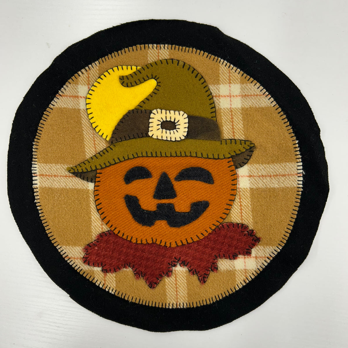 WOOL SCARECROW CENTERPIECE – Quilter's Corner SD